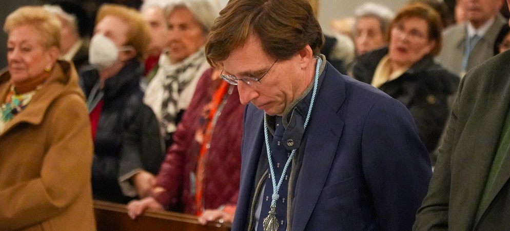 El Alcalde de Madrid recibe la medalla de la Archicofradía del Rosario ...